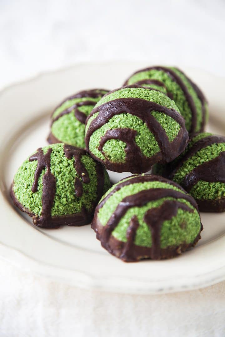 Raw Green Macaroons - Wallflower Kitchen